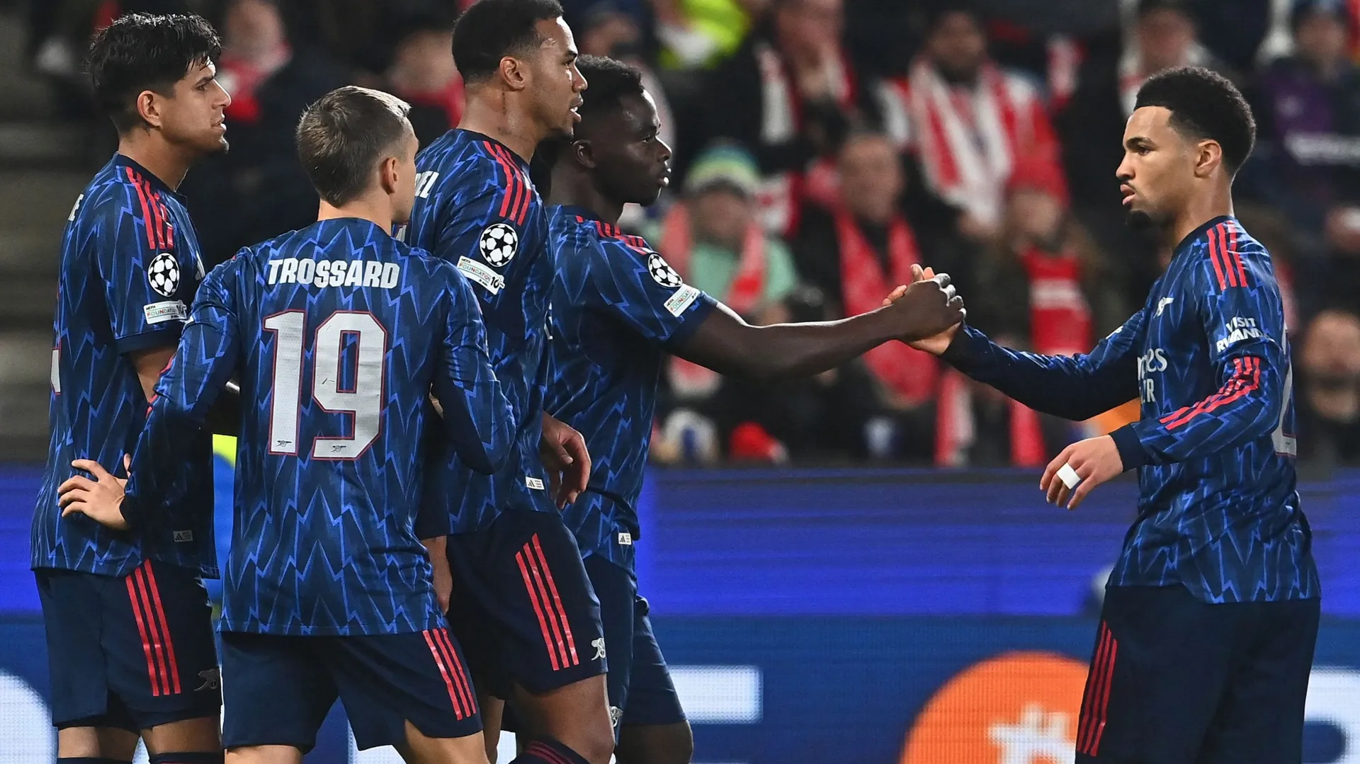 Dix à la suite : Arsenal enchaîne avec un Trossard passeur et un Dowman ...