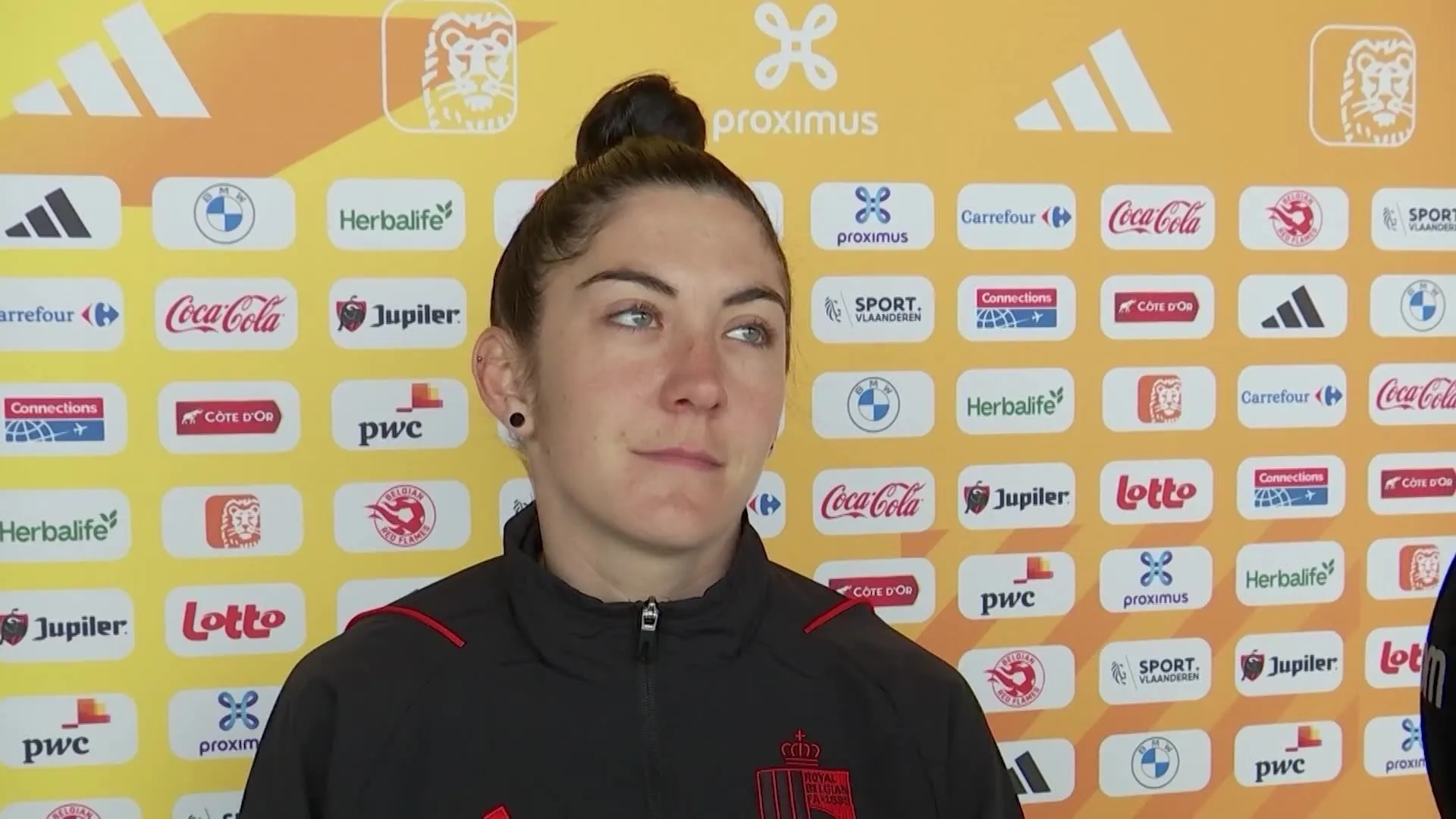 Loredana Humartus, la défenseuse du Standard découvre les Red Flames ...