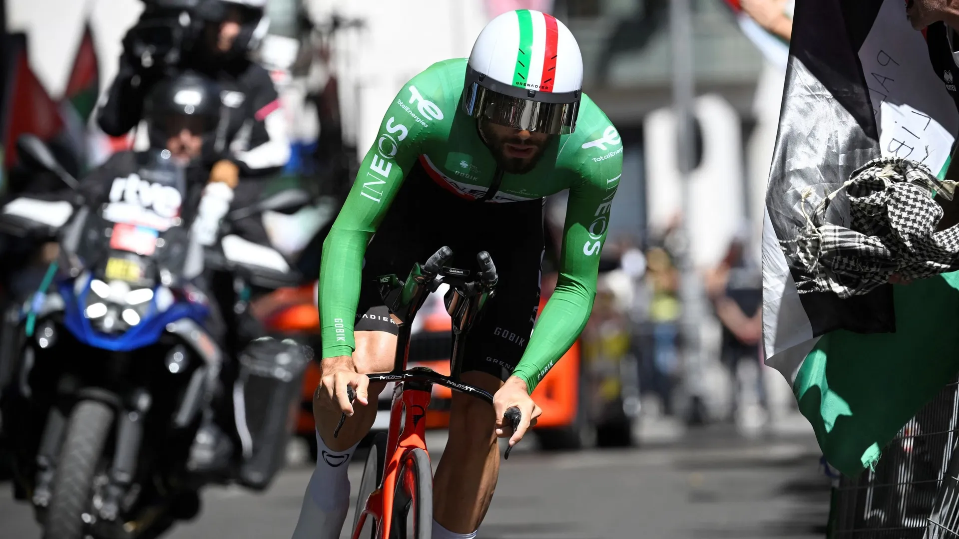 Blonde stepmom i then got Rose on the side of the bed,