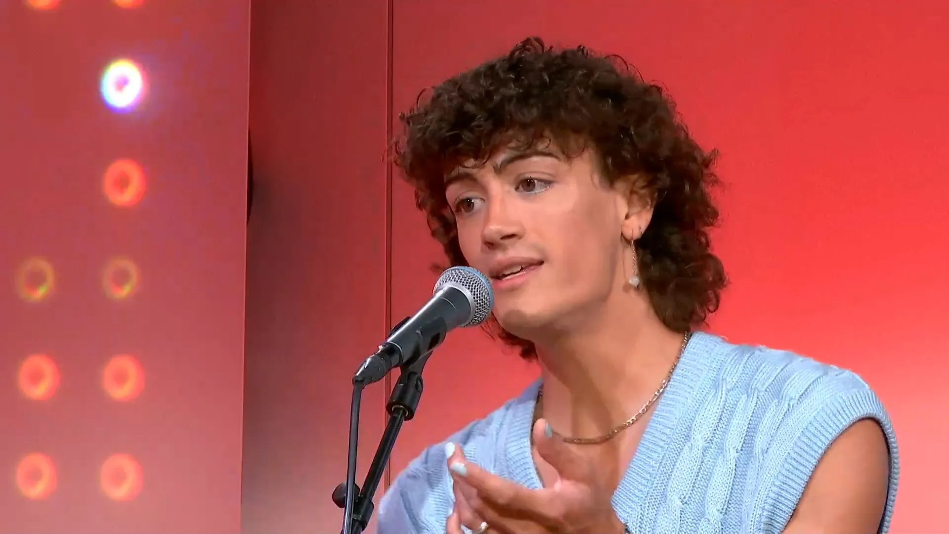 Morpho interprète en live 'Mâle alpha', un single engagé dénonçant la ...