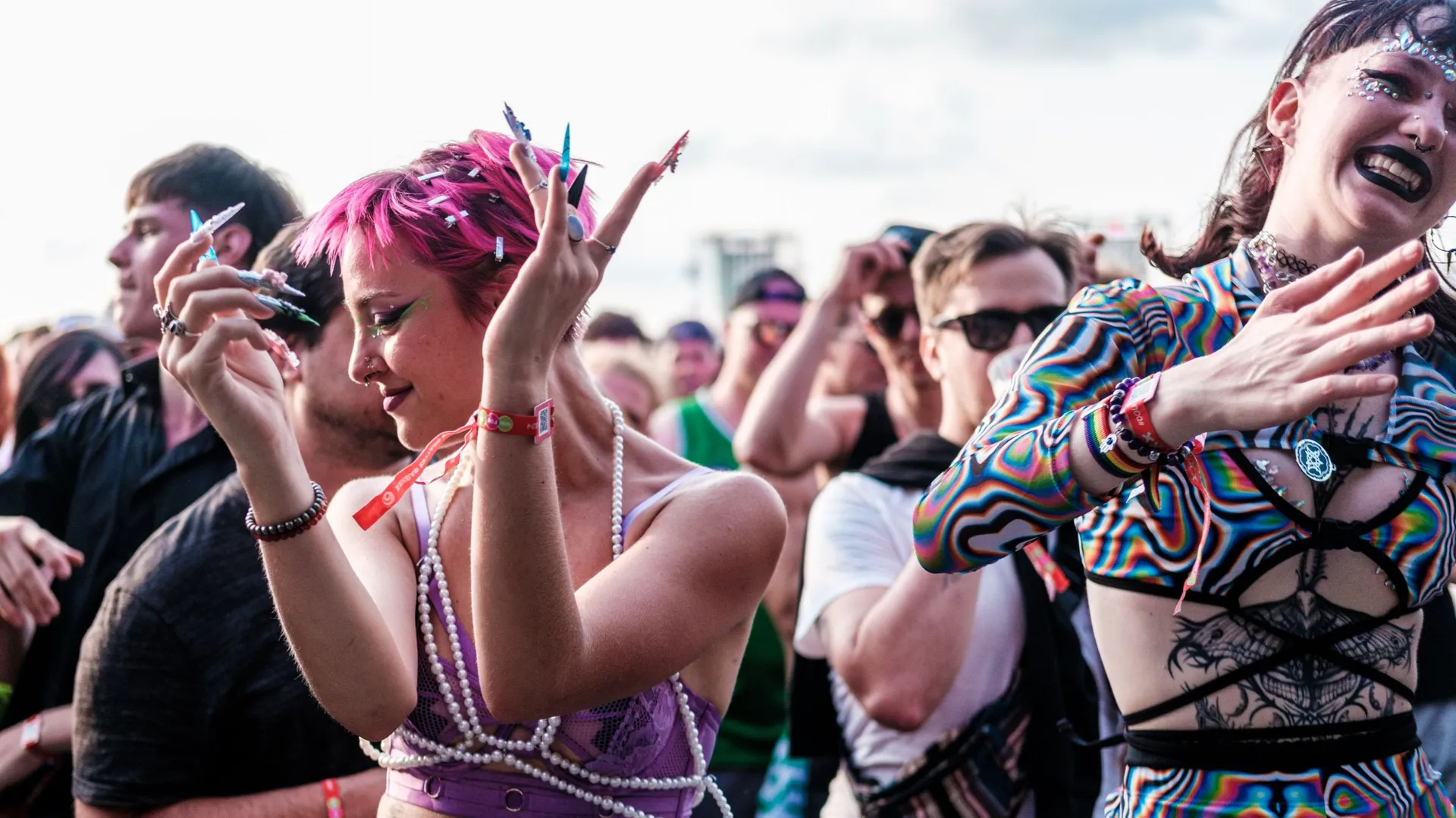 Billets, nourriture, camping : la hausse de la TVA dans les festivals ...