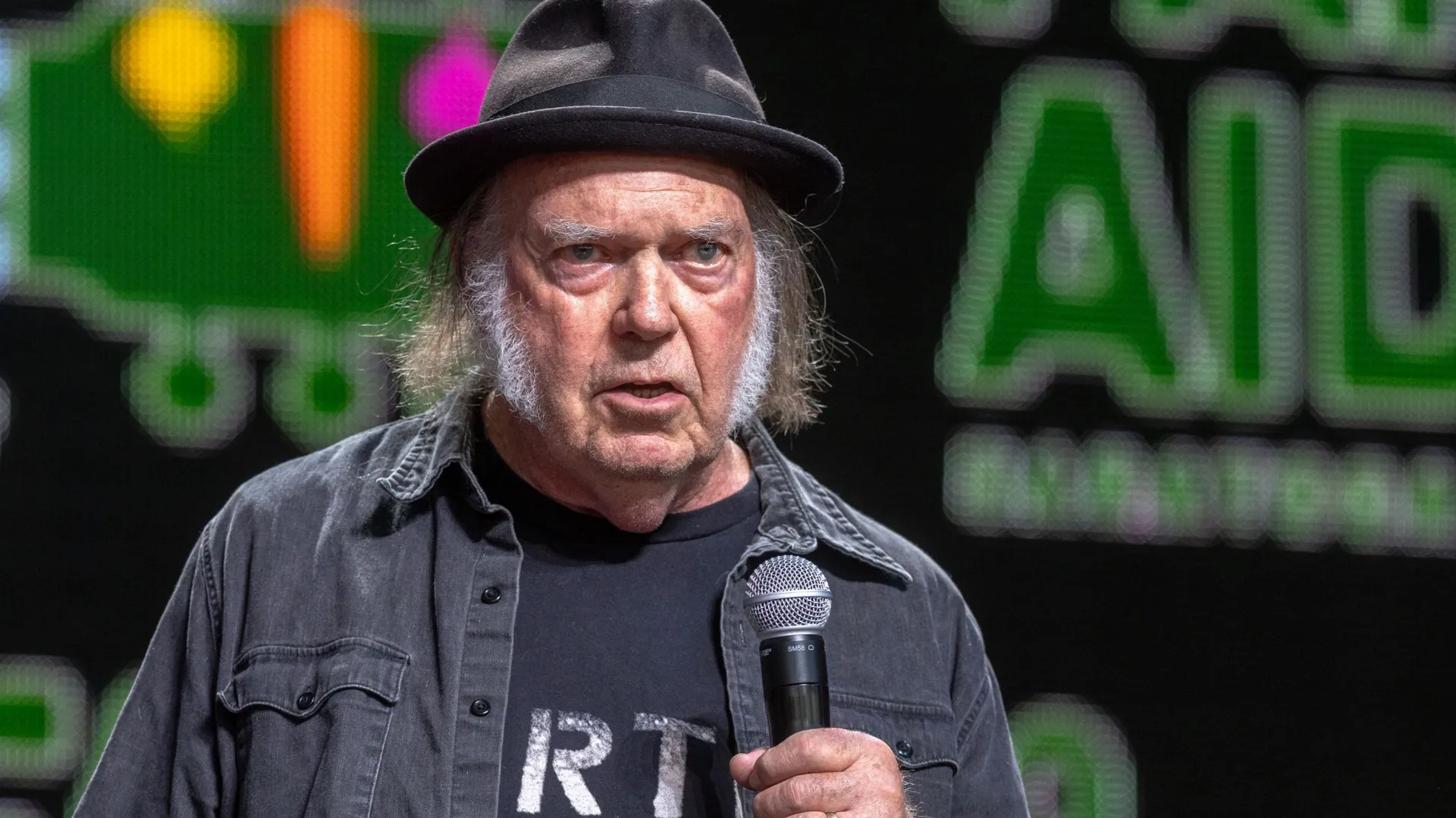 Neil Young donne des explications sur l'annulation de la tournée avec ...