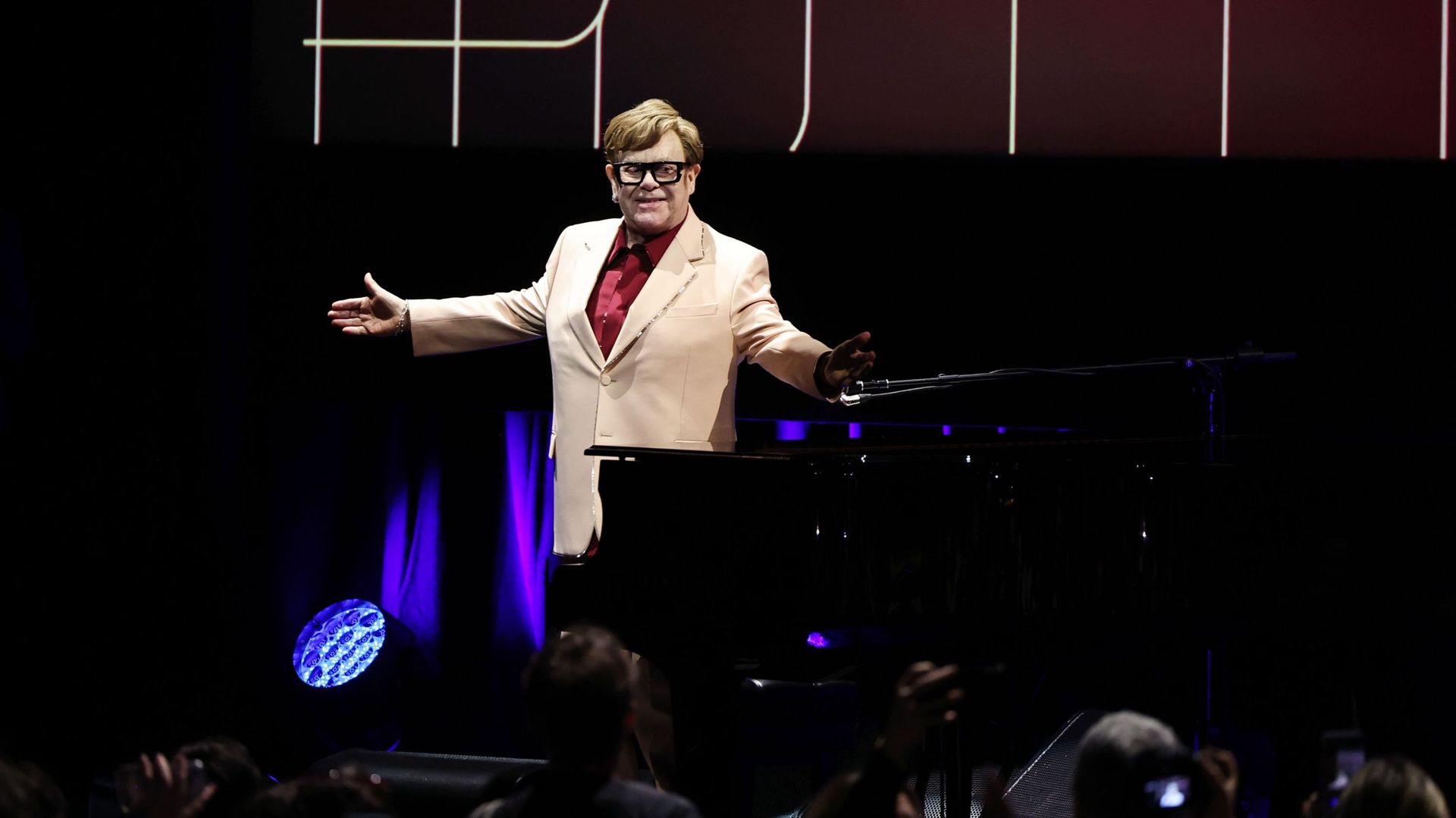 Elton John explique à ses fans qu'il ne reste 'plus grand-chose de lui ...