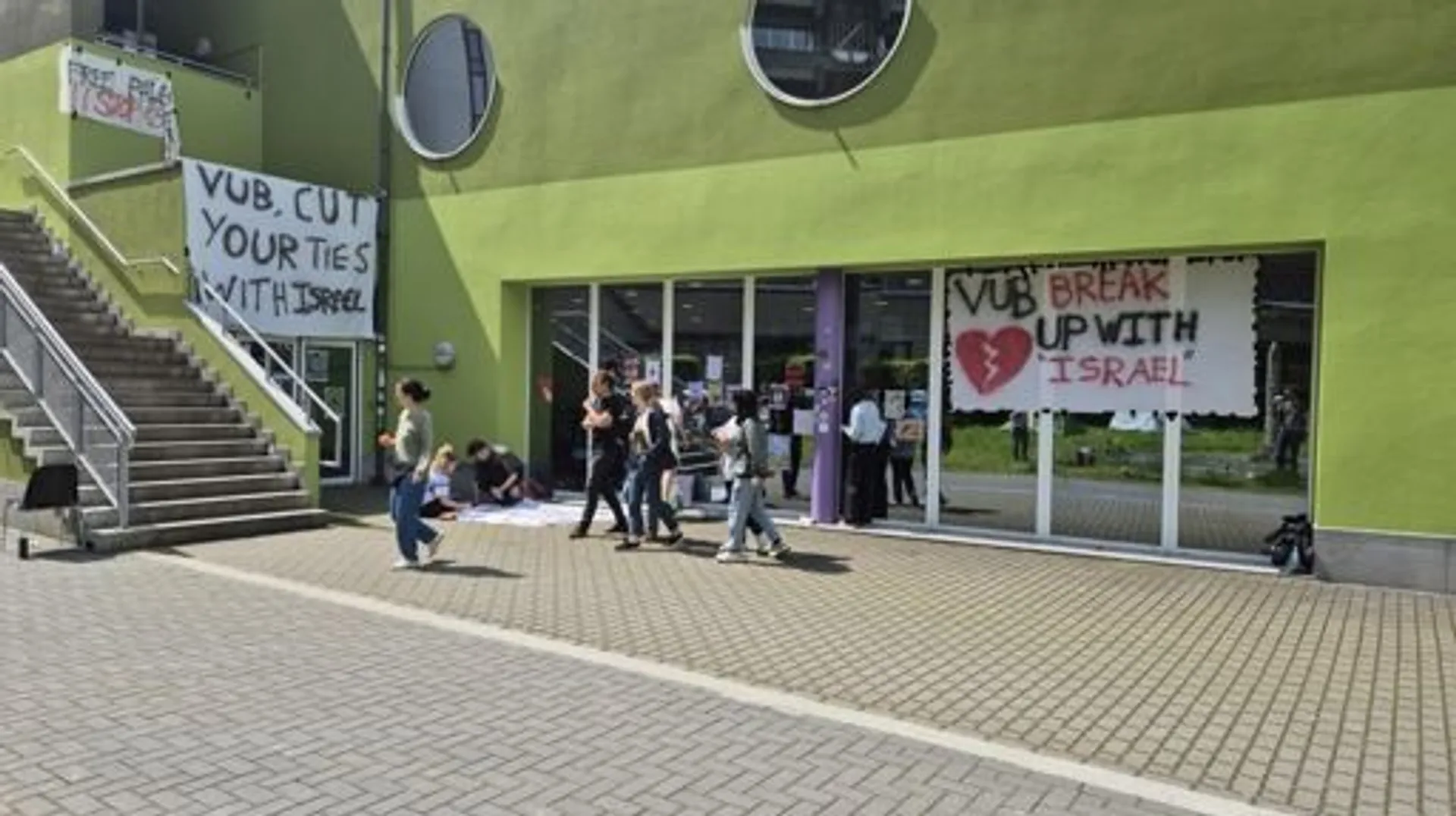 Le restaurant de la VUB vandalisé à coups de slogans pro-palestiniens ...