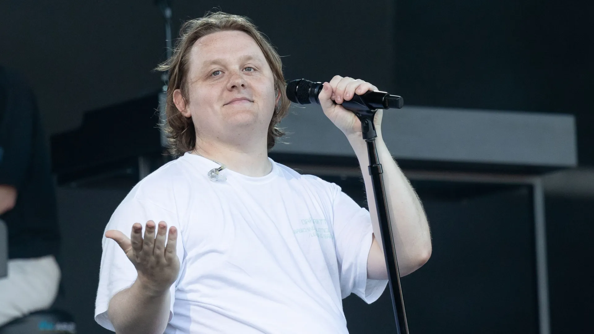 Après deux ans d’absence, Lewis Capaldi remonte sur scène pour un ...