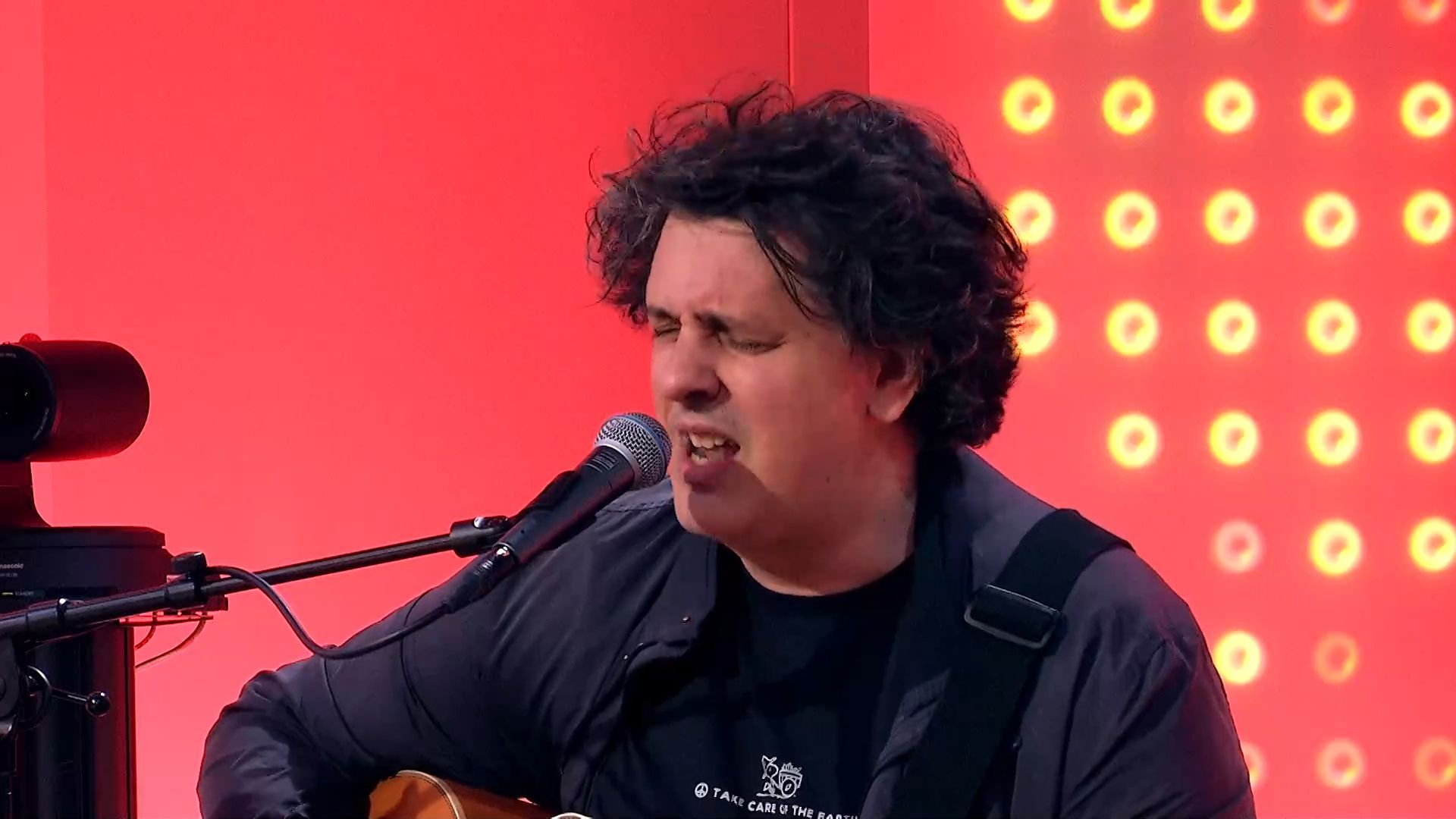 Saule vous propose en live une interprétation entraînante de son titre ...