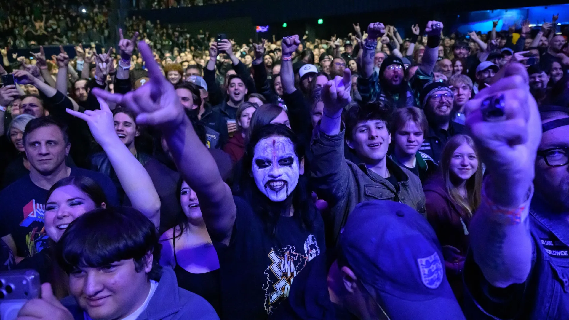 Regardez des fans de death metal danser sur YMCA - RTBF Actus