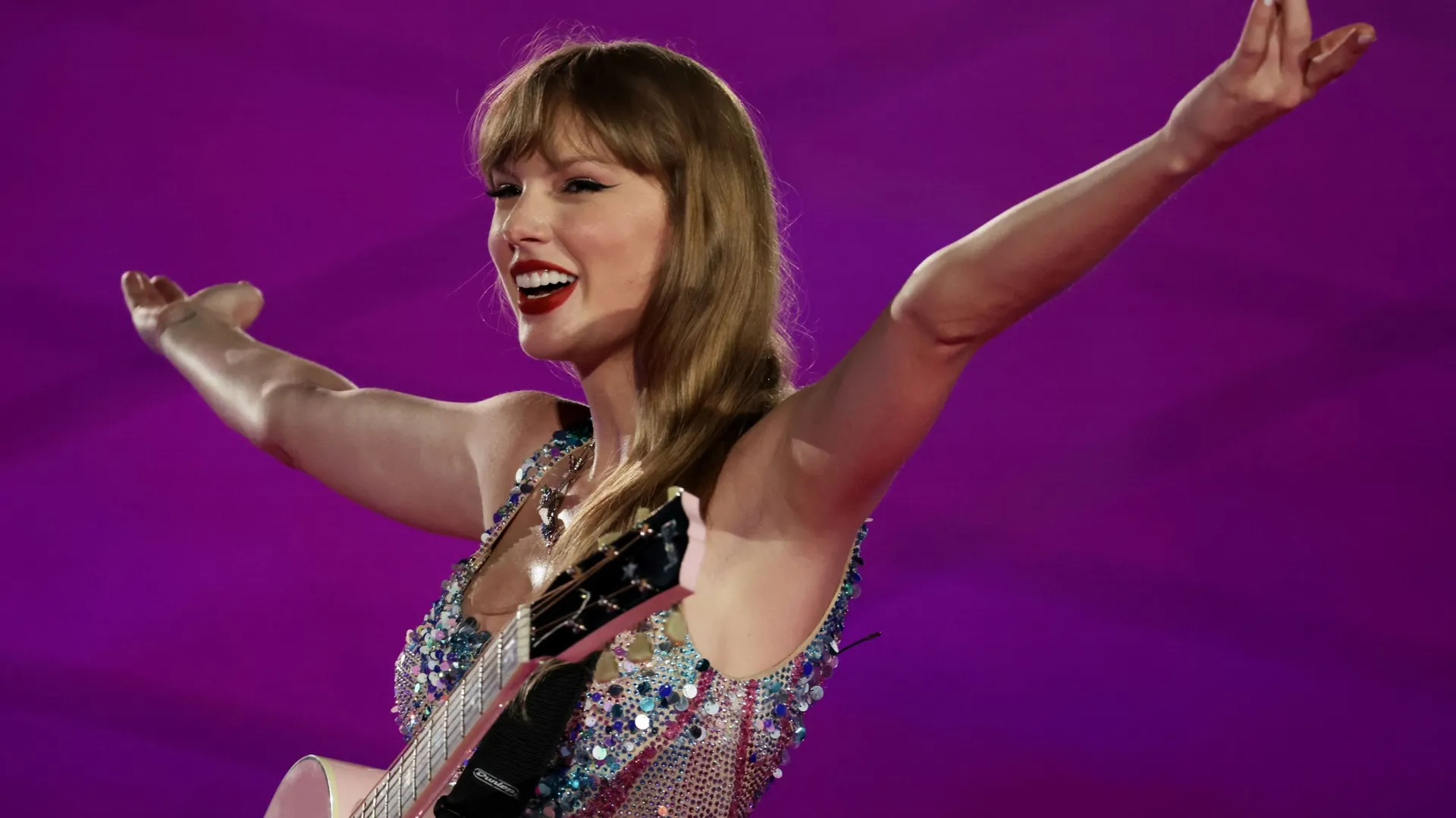 Taylor Swift rend hommage à l’icône Elizabeth Taylor dans son nouveau ...