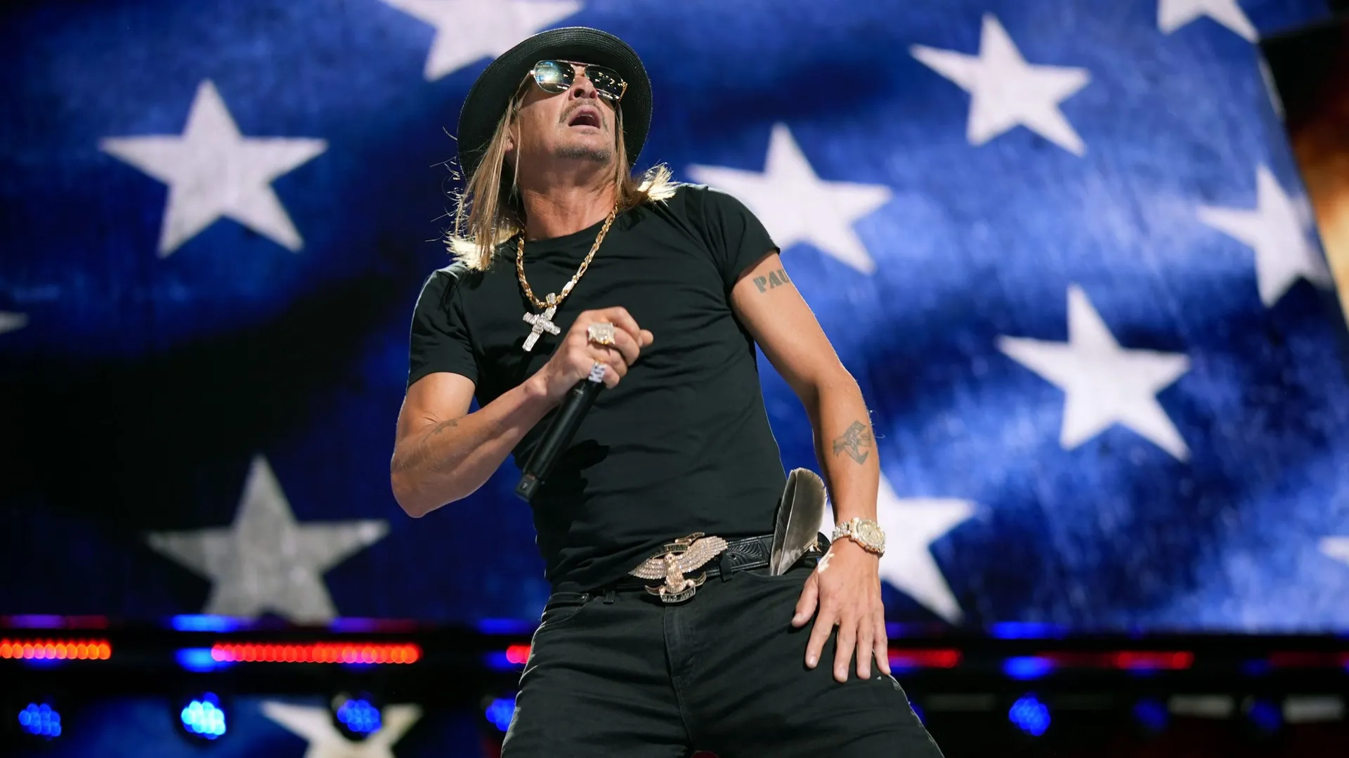 Kid Rock livre une prestation médiocre au show 'anti mi-temps' du Super ...
