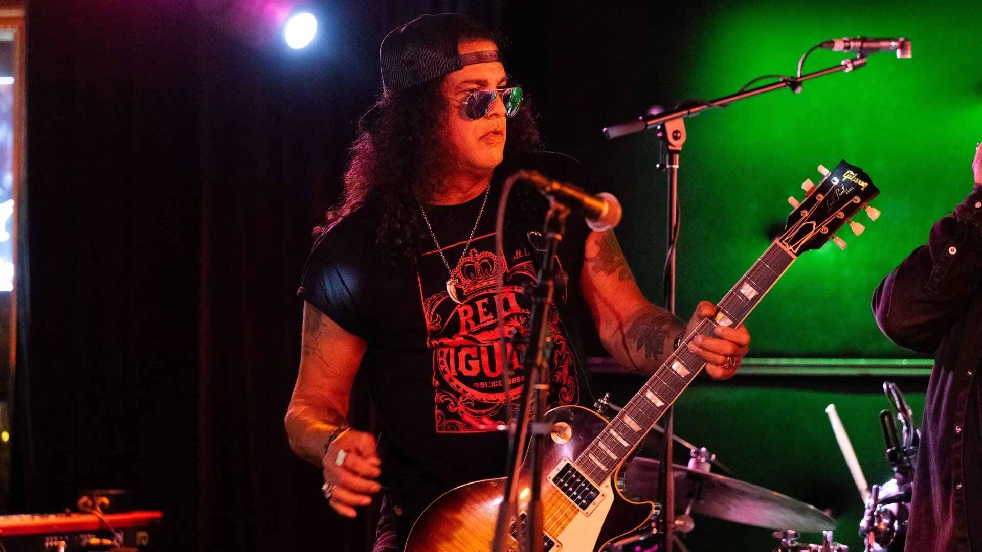 Guns N' Roses publie une vidéo compilation des nombreuses chutes d’Axl ...