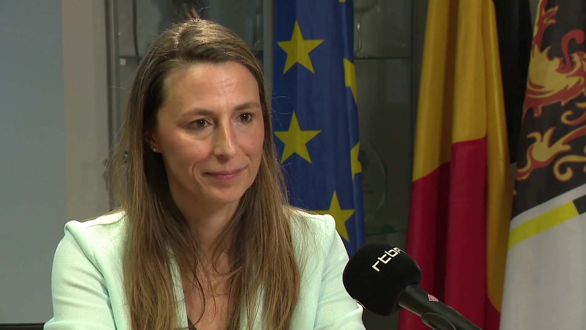 Survols de drones, espionnage, ingérence étrangère et extrémisme : la ...