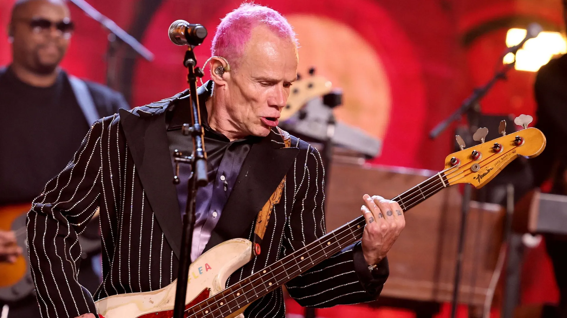 La blessure originelle des Red Hot Chili Peppers : Flea raconte la mort ...