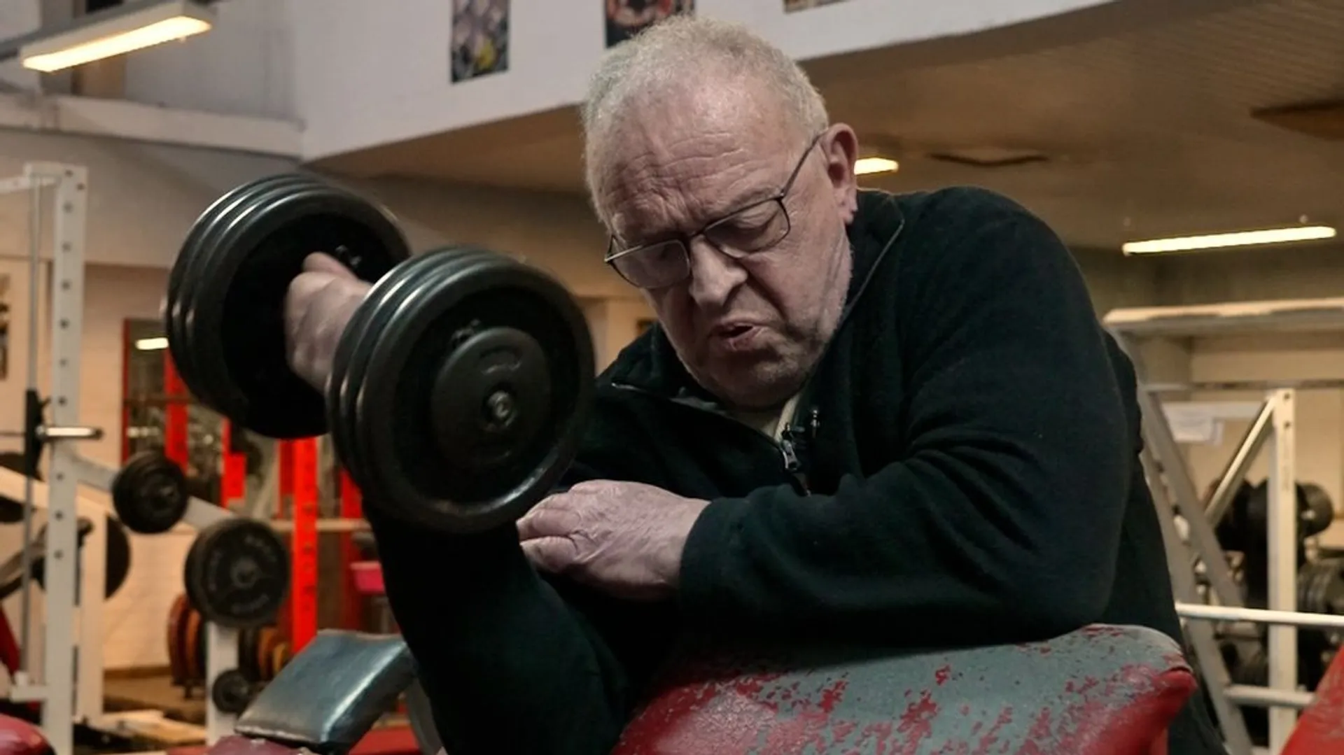 A 78 ans, Jean-Pierre, fan de Schwarzenegger et de Reding soulève ...