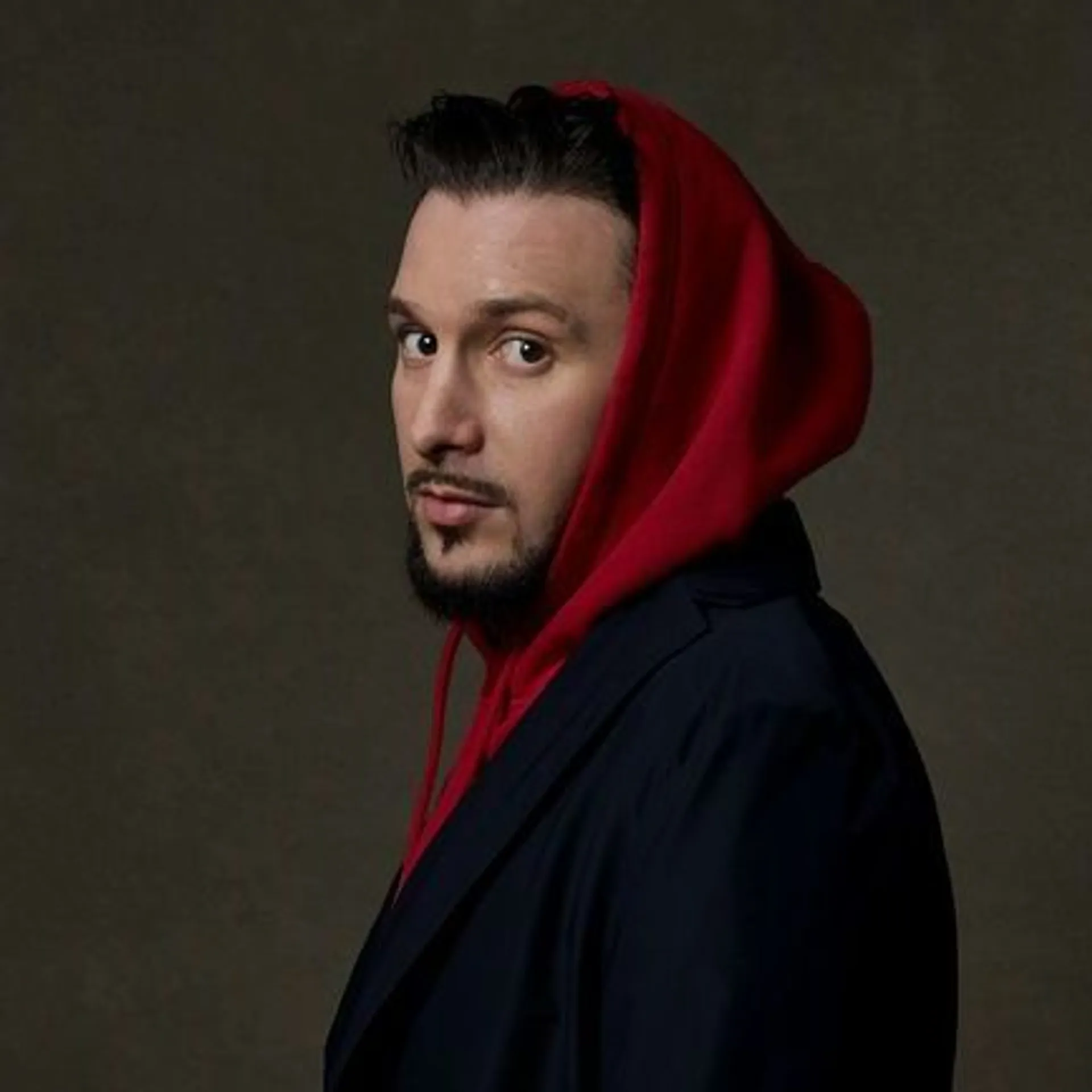 De sa voix rocailleuse et atypique, Ben’Do interprète en live le très ...