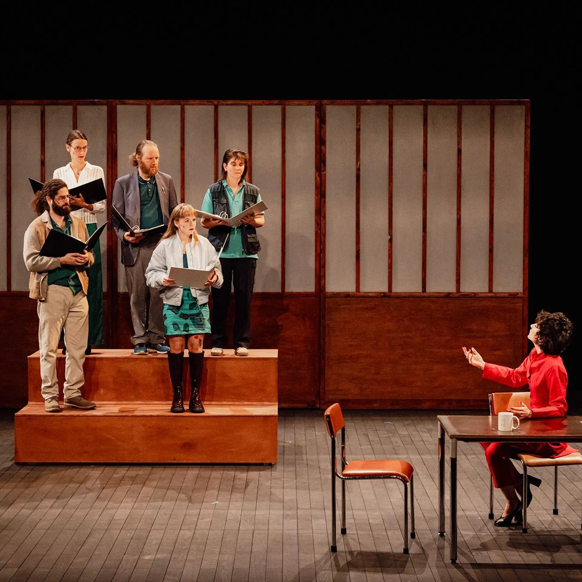 'Menace Chorale', l’autoritarisme se chante à voix basse au Théâtre des ...