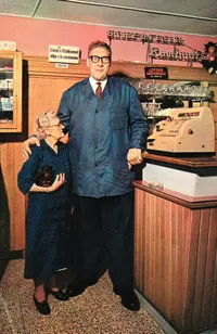 Il mesurait 2 mètres 35 : personne n’a oublié le géant Atlas à Bon ...