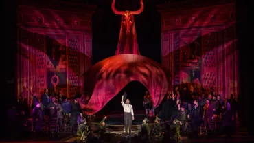 ' Faust ', Méphistophélès tire les fils de l'horreur en démon amusé et ...