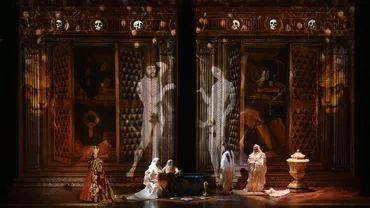 ' Faust ', Méphistophélès tire les fils de l'horreur en démon amusé et ...