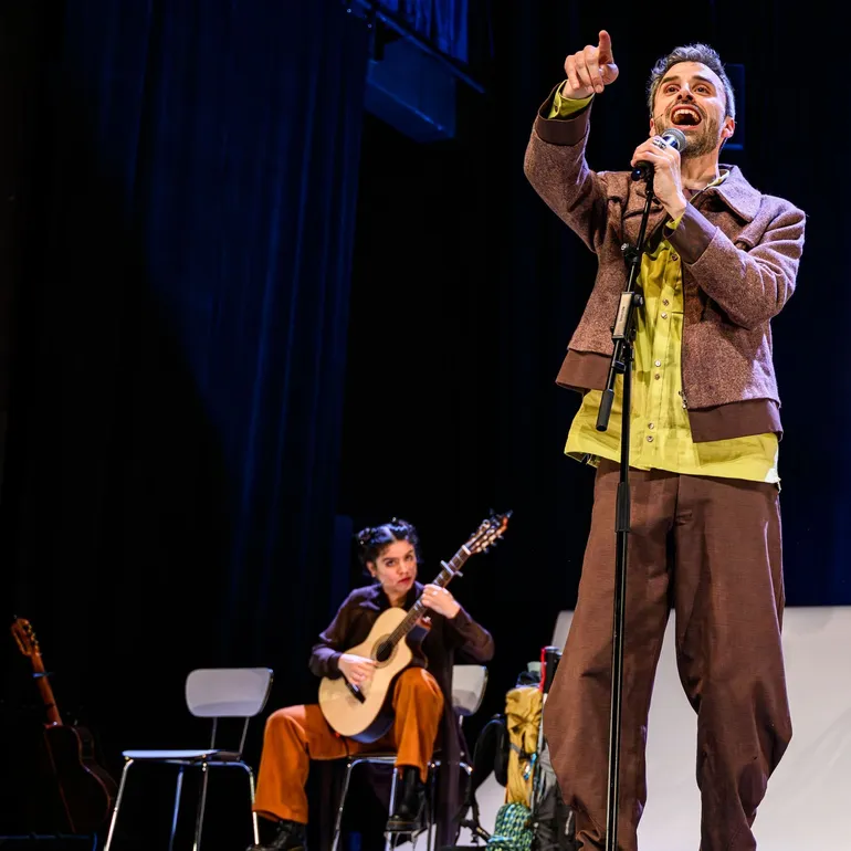 'Fils de Bâtard' : au Théâtre de Poche, Emmanuel De Candido se dévoile ...