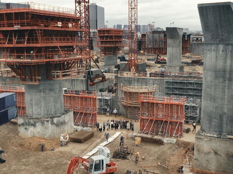 Un soir, un film : 'L’inconnu de la Grande Arche', le rêve d’un architecte à Paris - RTBF Actus