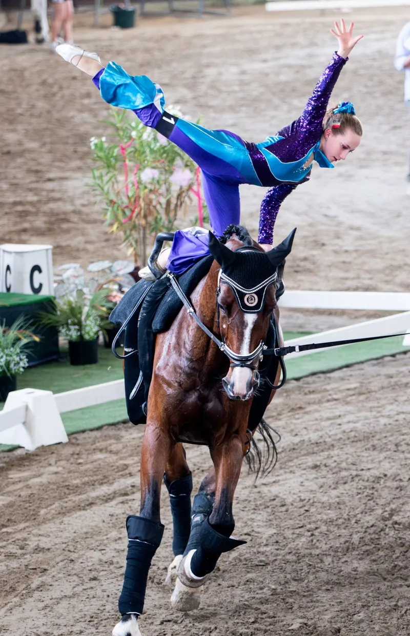 Louise Meskens, 12 ans : 'quand je voltige, j’ai le lien avec le cheval ...