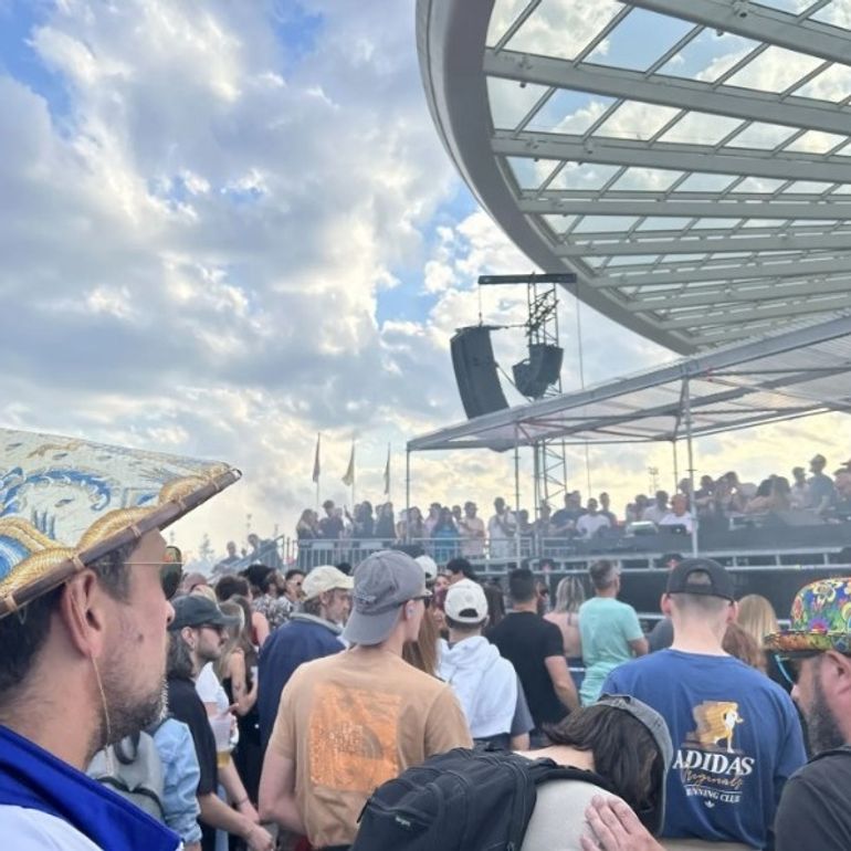 Dancefloor sur le parvis de la gare de Mons le samedi 9 mai - - Auvio