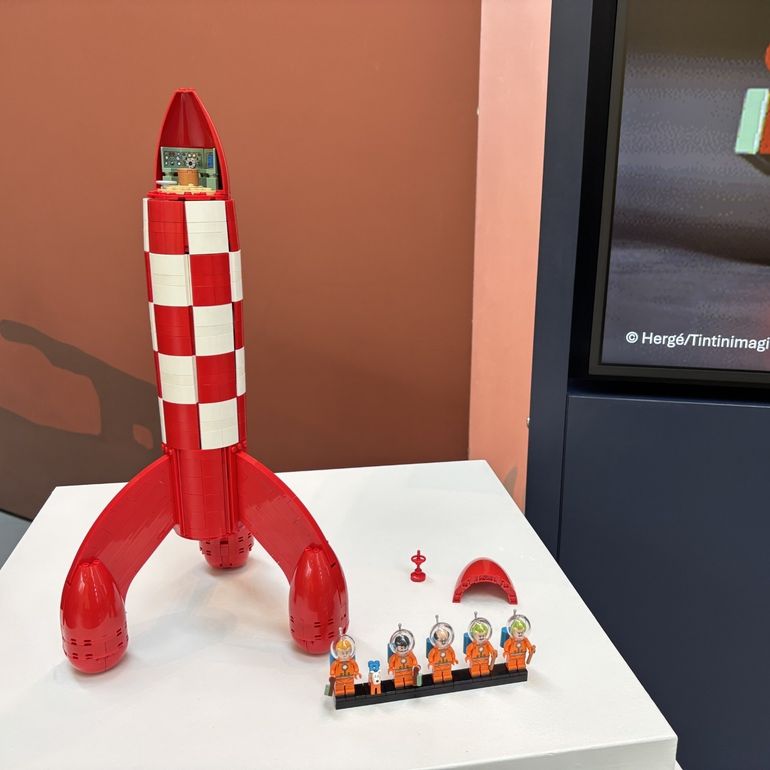 La fusée de Tintin sort en version Lego - - Auvio