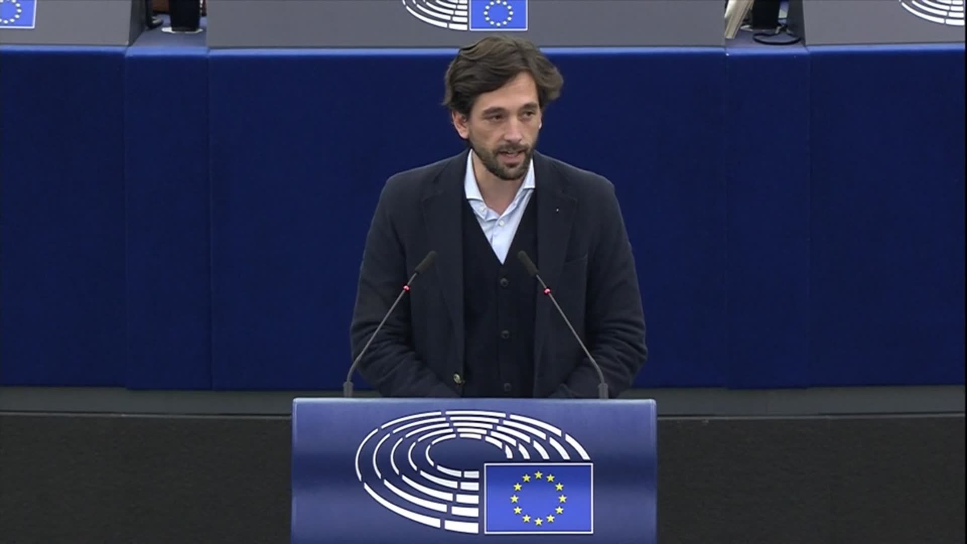 Adrián Vázquez Lázara devant le Parlement européen - - Auvio
