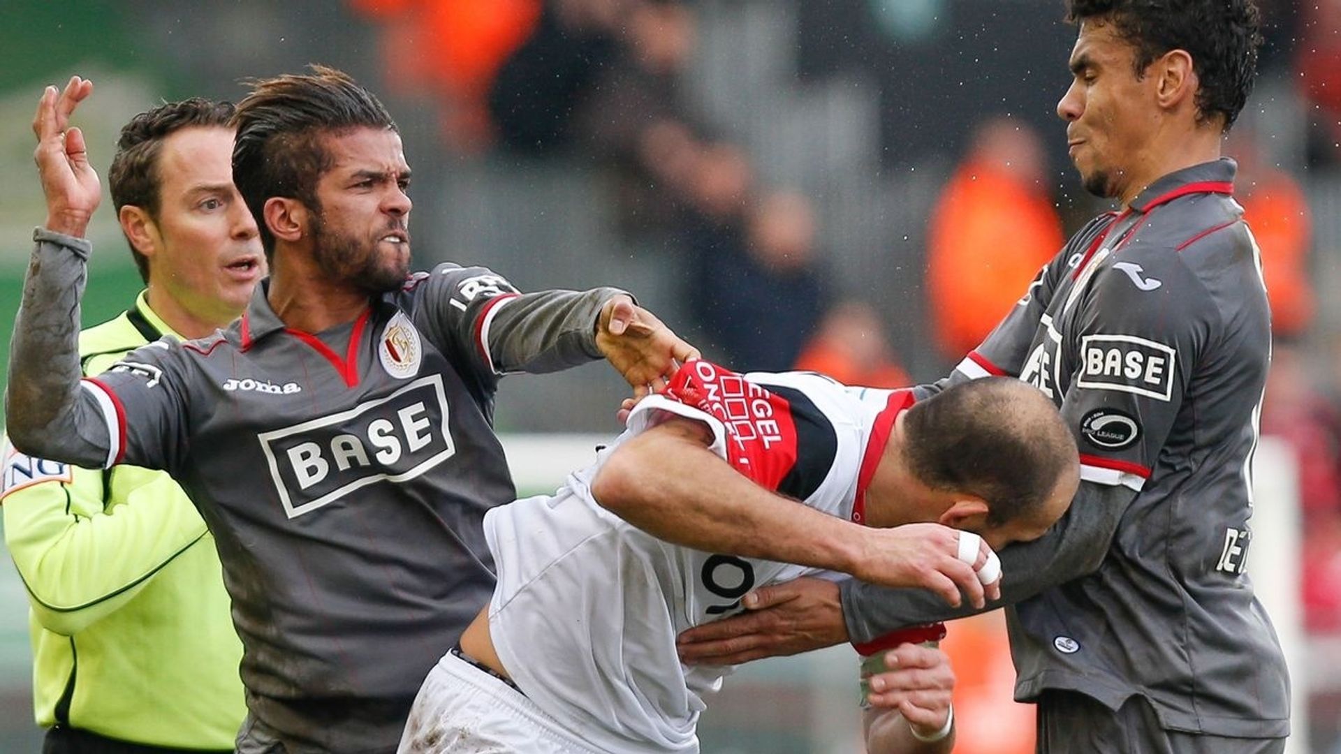 OH Louvain - Standard : 08 décembre 2013 (0-0). Incident Ruytinx - Carcela - Pro League - 18ème ...