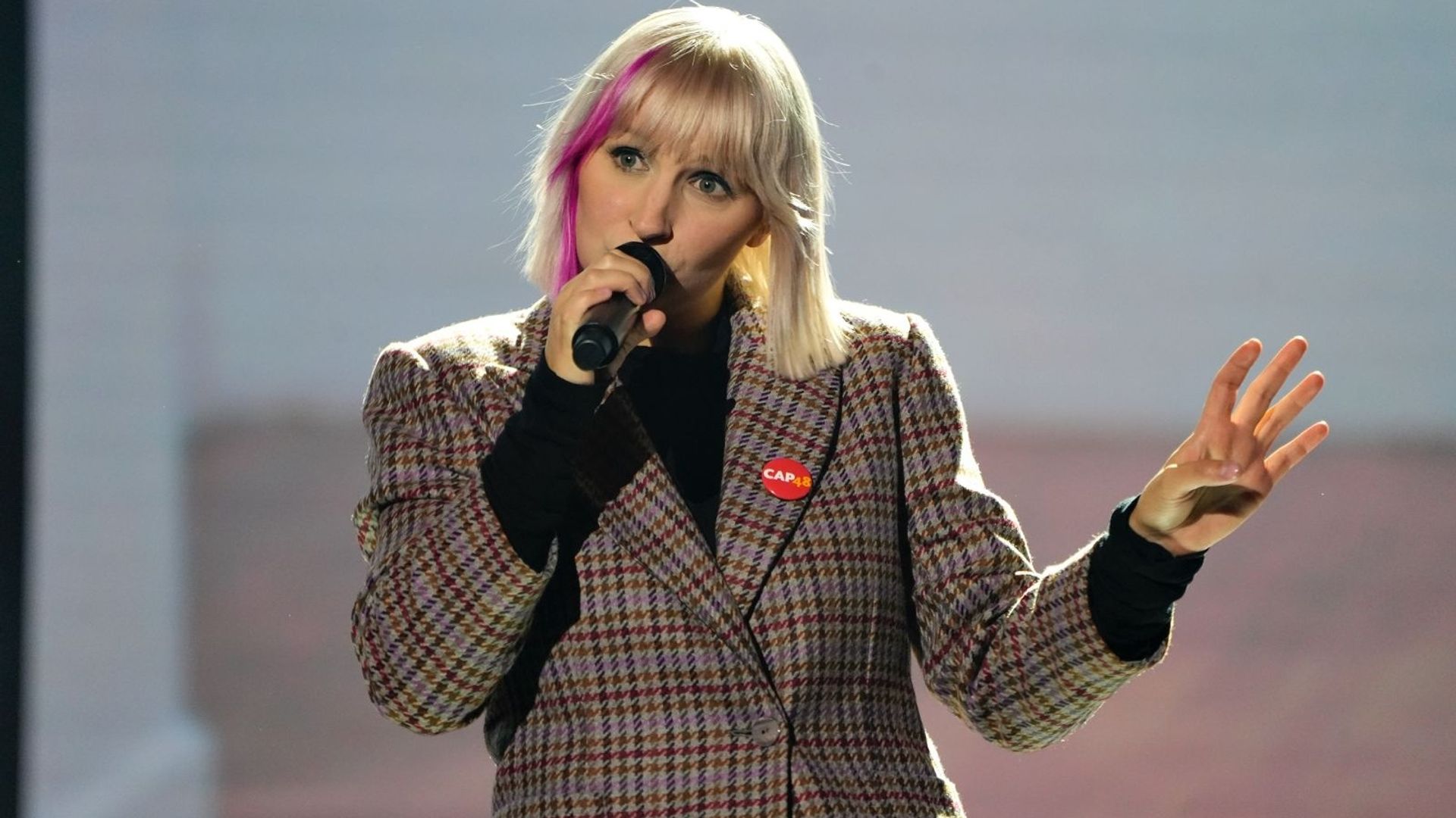 Alice on The Roof chante "Comme je t'ai aimé" sur le plateau de CAP48 ...