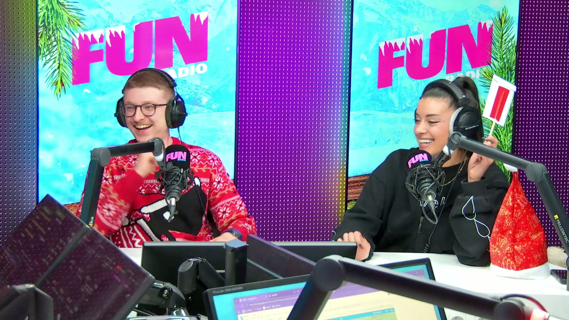 Simon et Jeanne - On joue au jeu des pancartes avec Sarah et Nico ! - Auvio