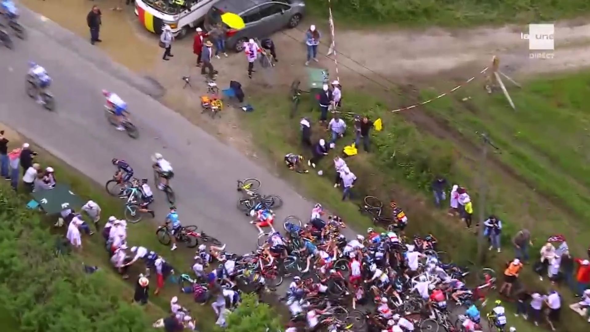 Allez Opi-Omi : Tony Martin heurte une supportrice inconsciente et ...