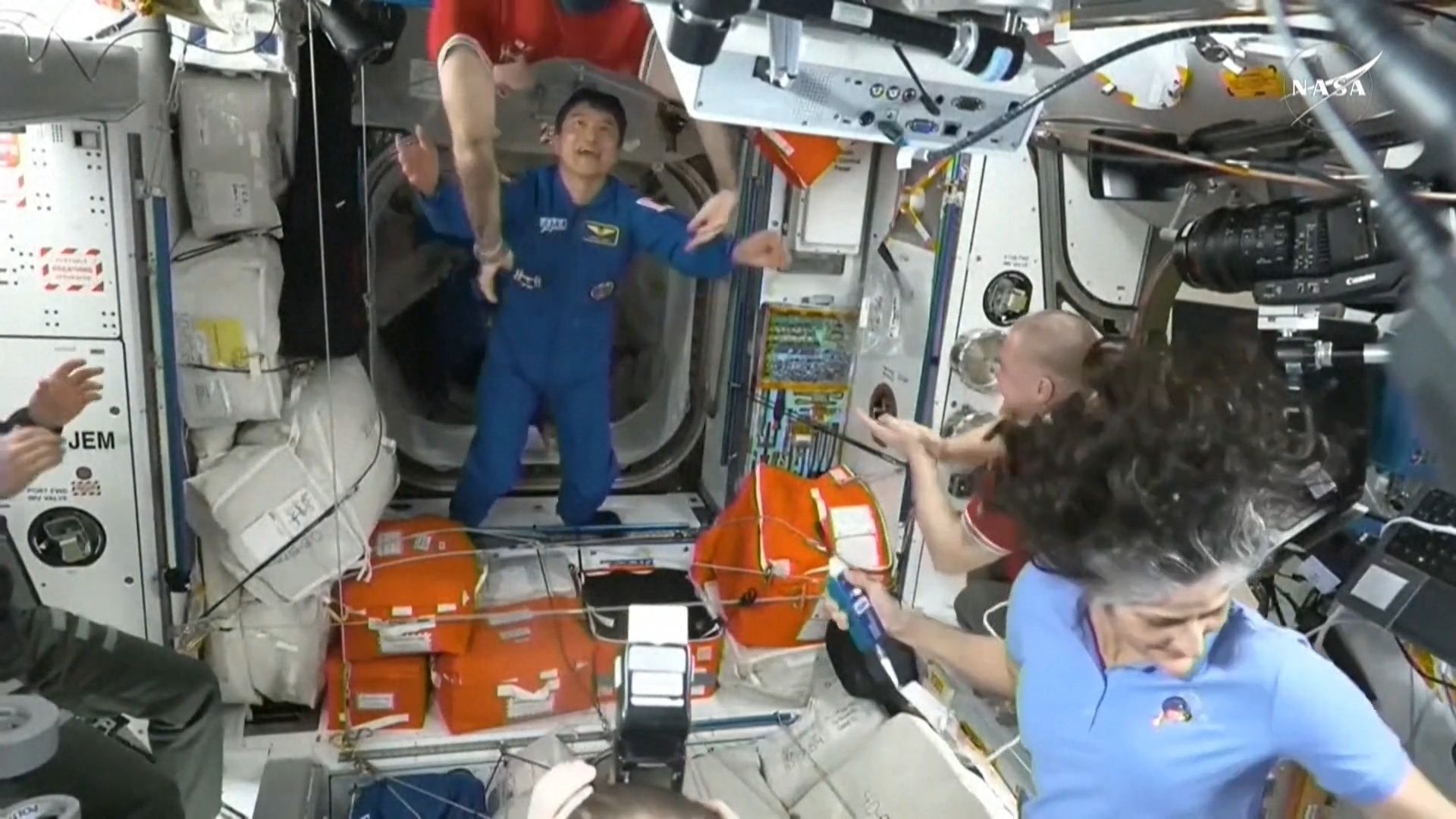 Ouverture du sas de l'ISS - Espace : bloqués depuis neuf mois, les deux ...