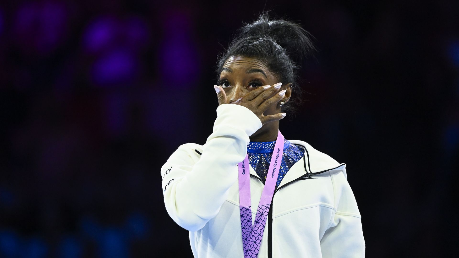 Simon Biles émue sur le podium de sa 21e médaille d'or - Mondiaux de ...