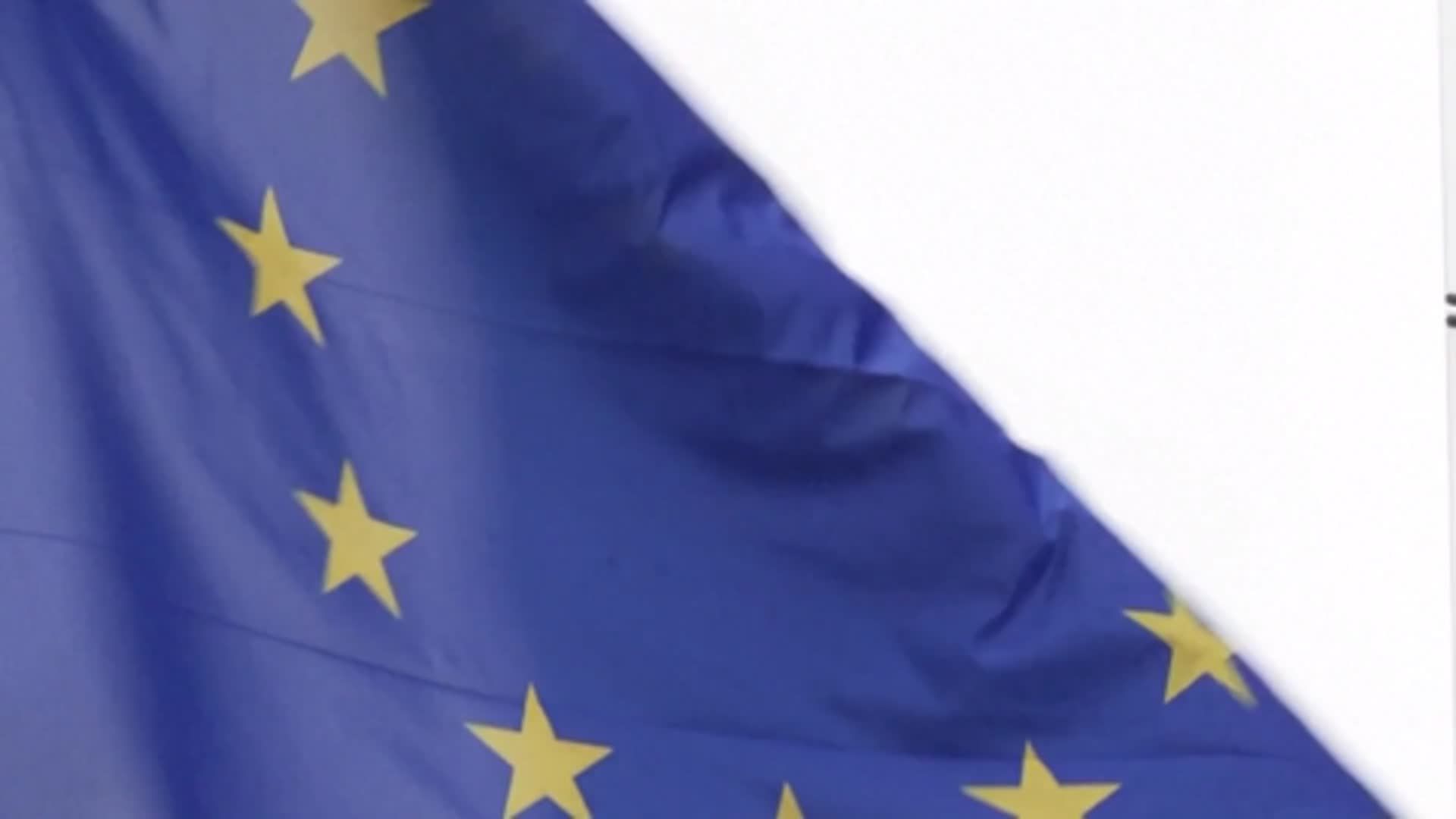 Le drapeau européen fête ses 70 ans : un textile en douze étoiles ...