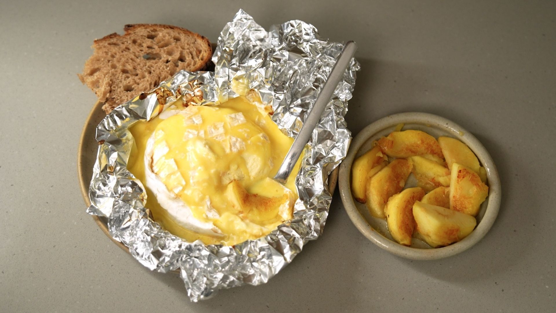Camembert au four et pommes rôties - Quel Temps pour la Planète - Auvio