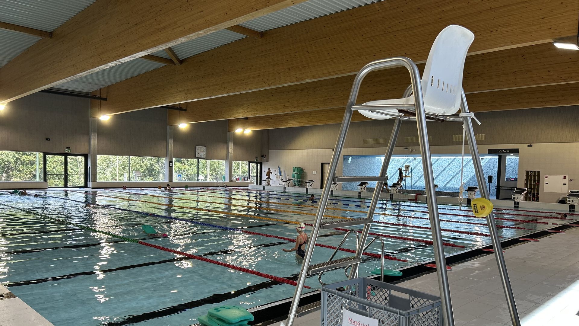 Avec 485.000 nageurs en un an, la nouvelle piscine olympique du Blocry ...