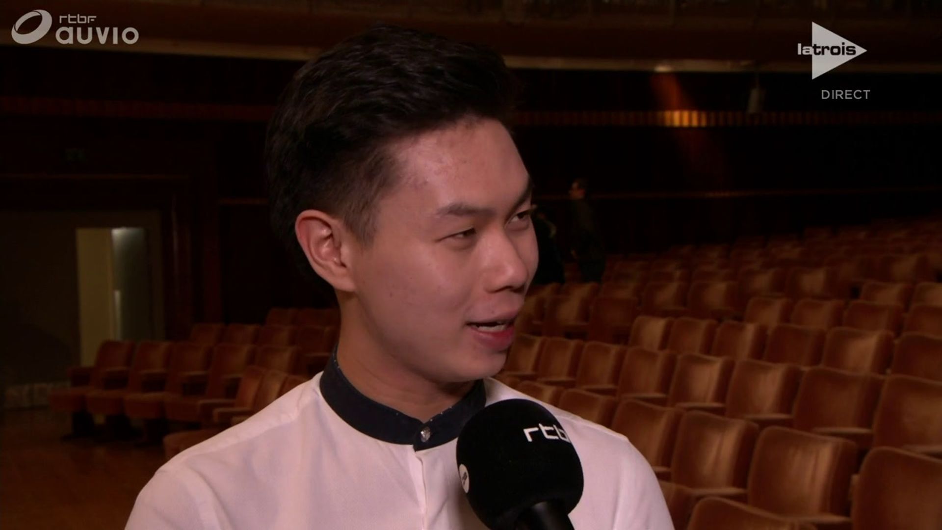 L'interview bord de scène de Timothy Chooi - l'interview par Vincent Delbushaye - Auvio