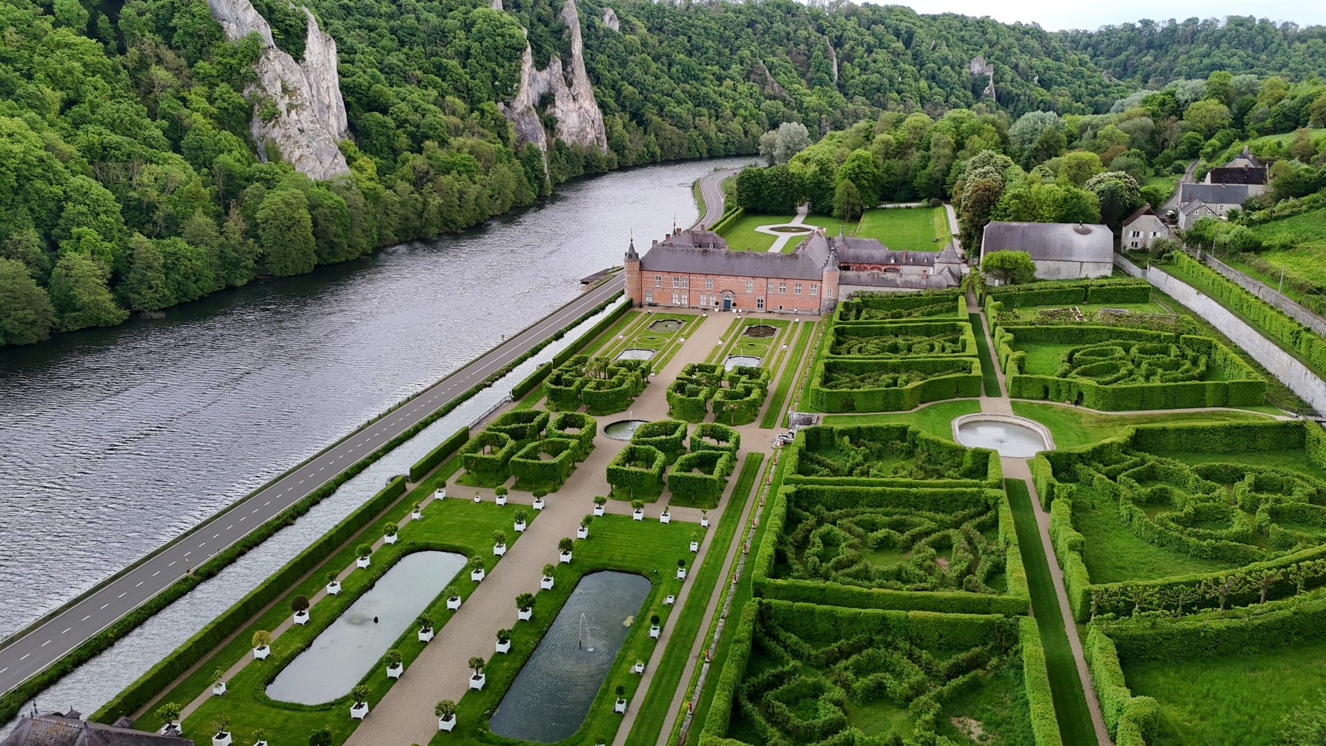 Le château de Freÿr un joyau familial au cœur du patrimoine belge ...