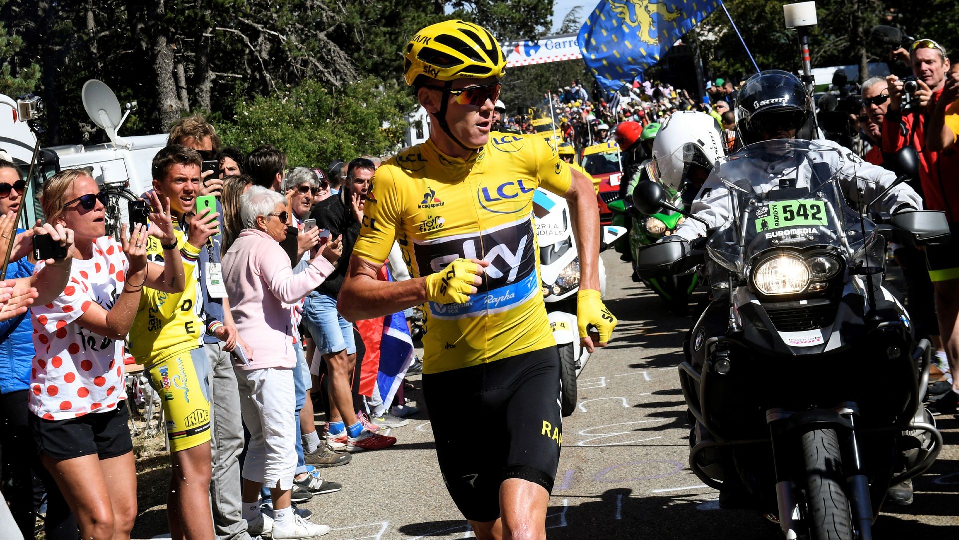 Christopher Froome, sans vélo, court sur les pentes du Ventoux - Tour ...