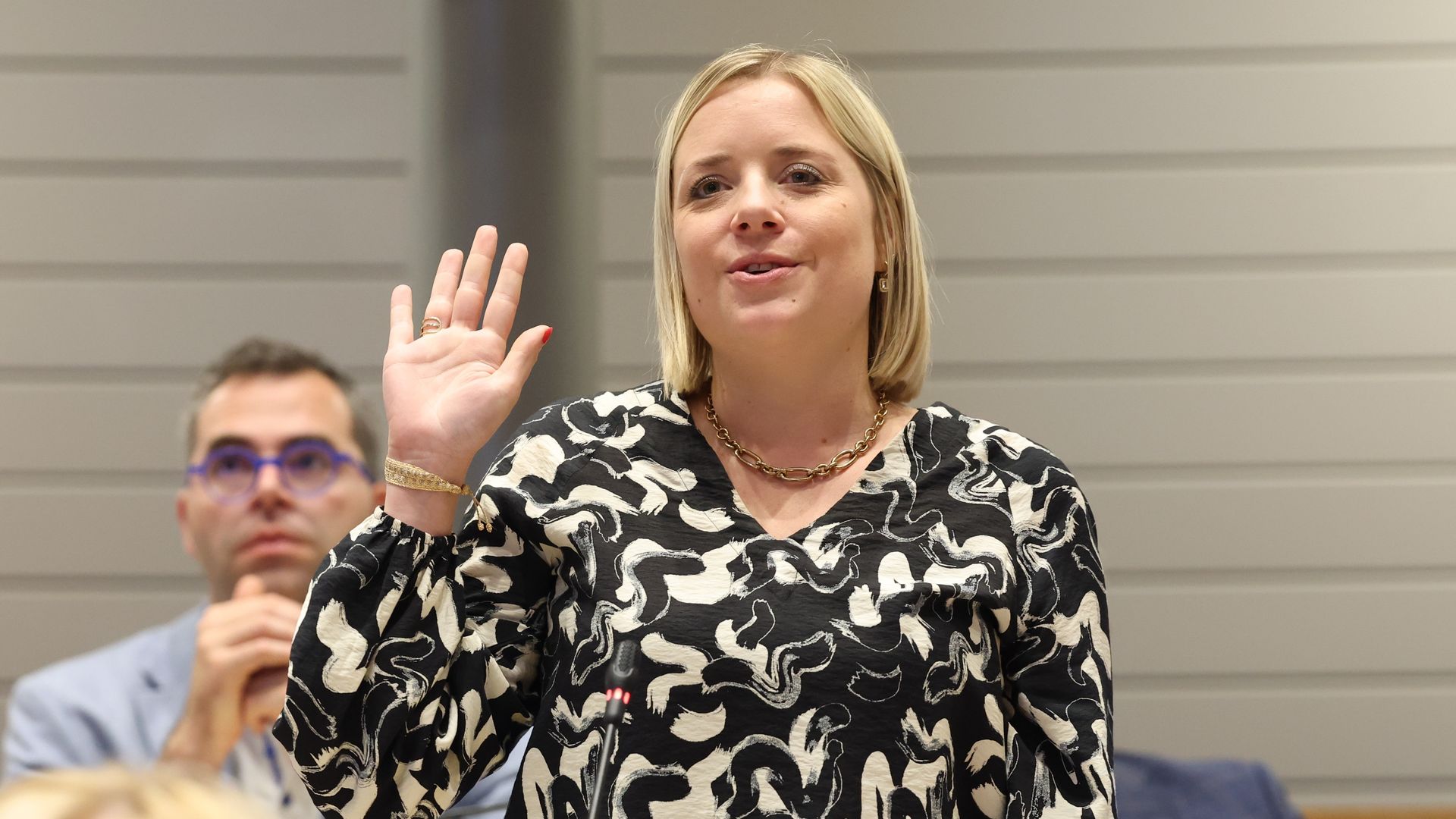 Stéphanie Cortisse dépose plainte pour sexisme - - Auvio