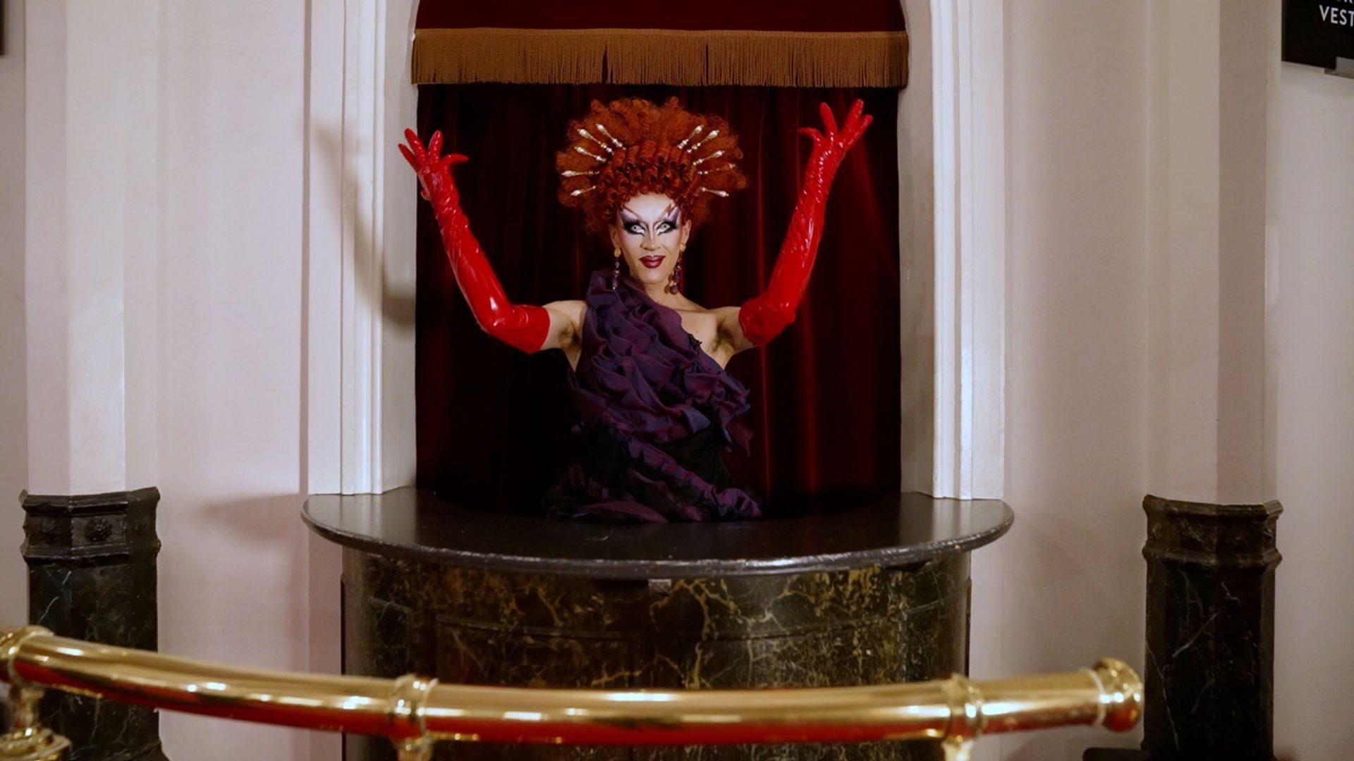 Visite guidée de La Monnaie par Elysée Moon, drag queen et ténor ...