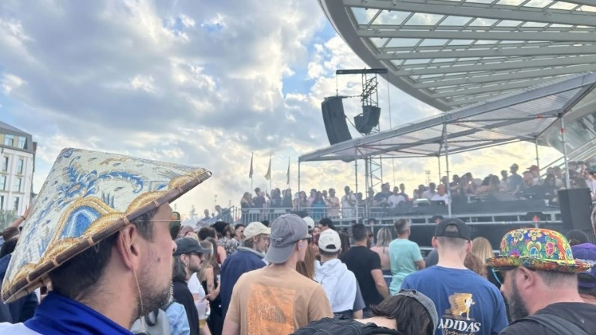 Dancefloor sur le parvis de la gare de Mons le samedi 9 mai - - Auvio
