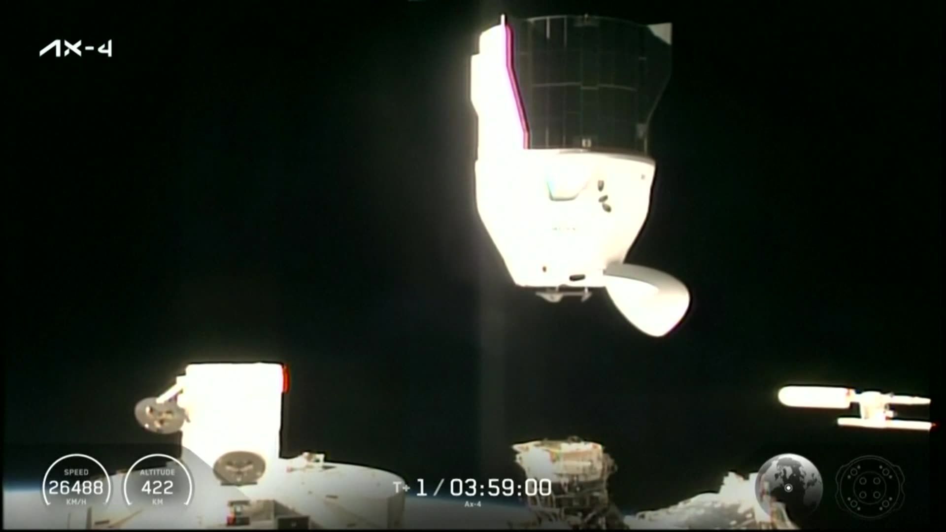 La capsule Crew Dragon s'arrime à la Station spatiale internationale ...