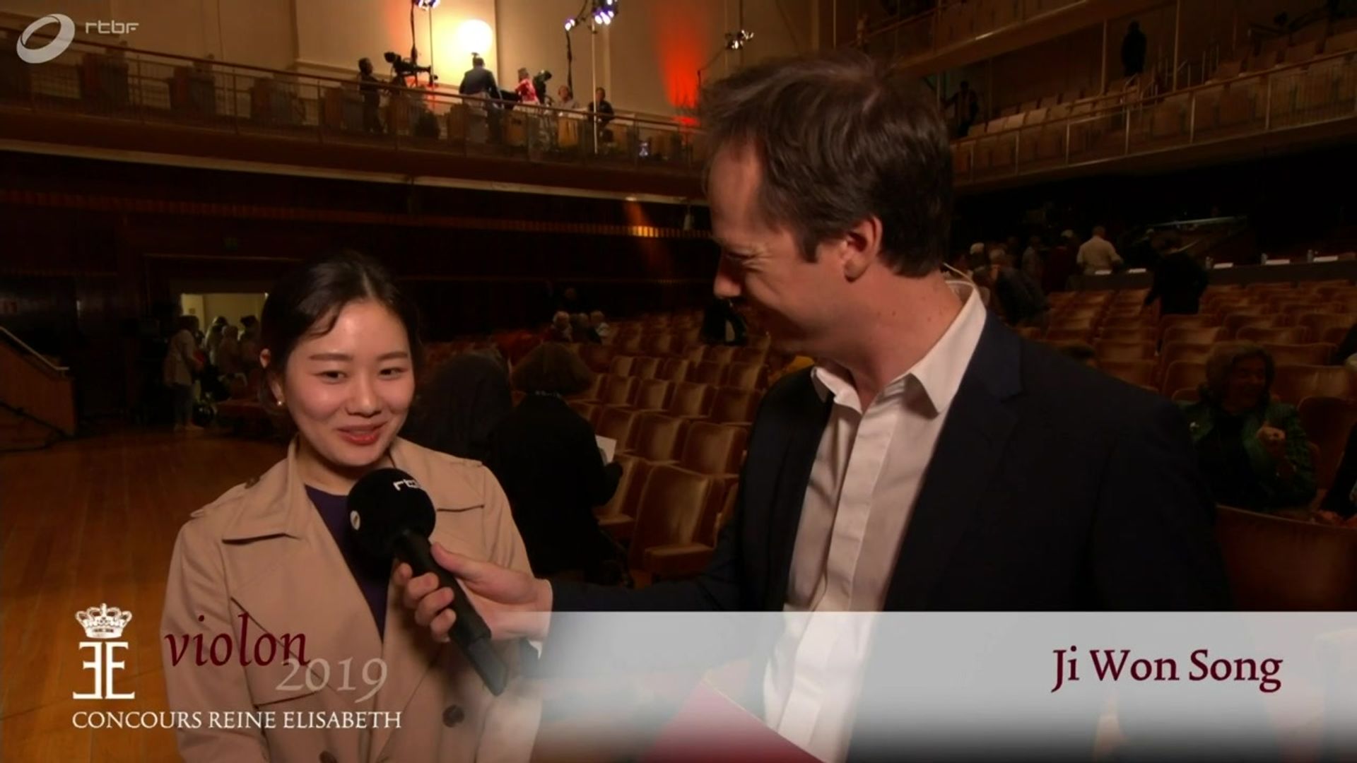 L'interview bord de scène de Ji Won Song - l'interview par Vincent ...
